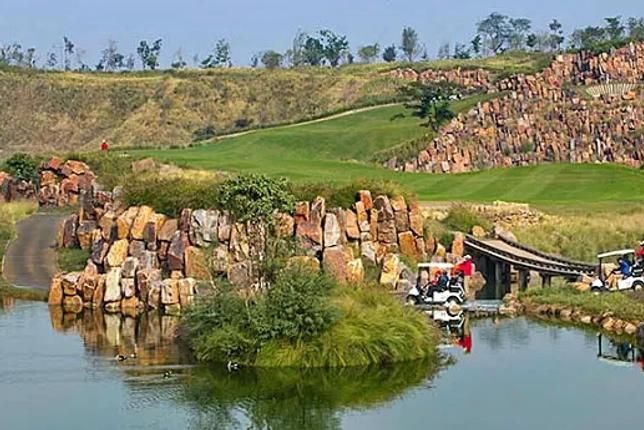 10 Fascinating Facts About the DLF Golf Course Designed by Gary Player ...