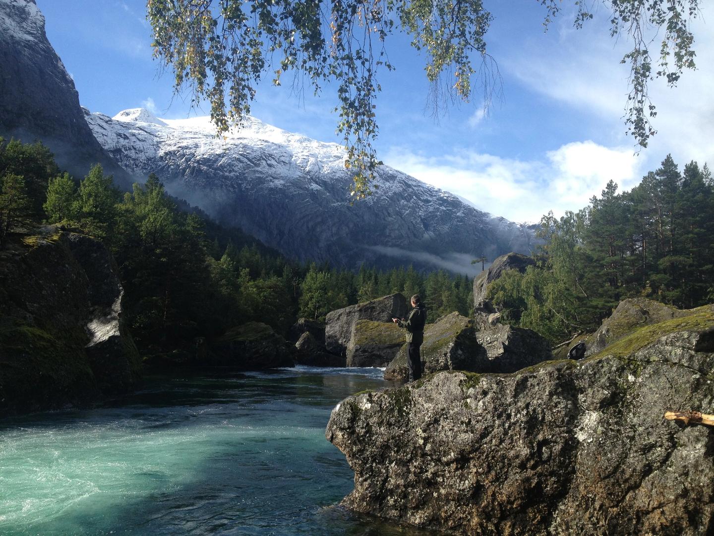 Laksefiske i Rauma Elv — Skiri Gård