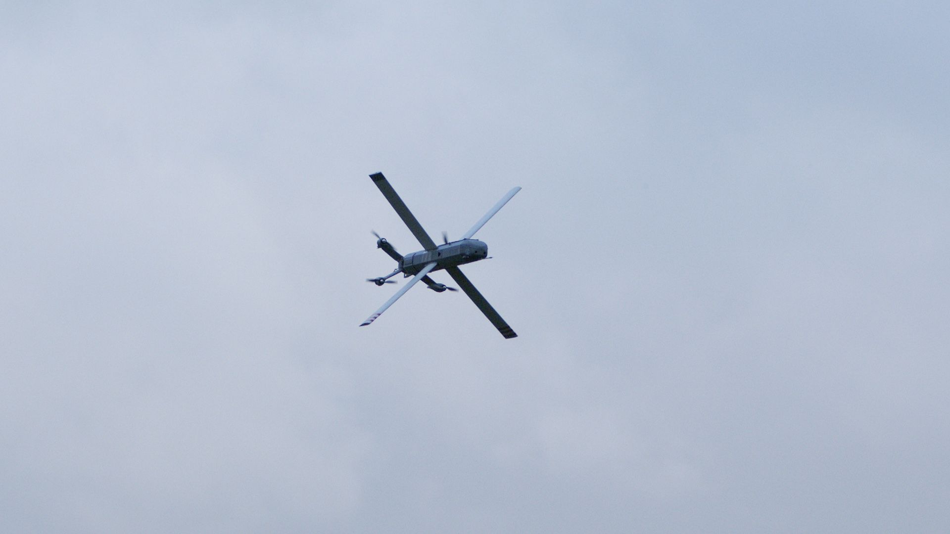 Masse und Präzision: Helsing stellt intelligente Kampfdrohne HX-2 vor – Helsing