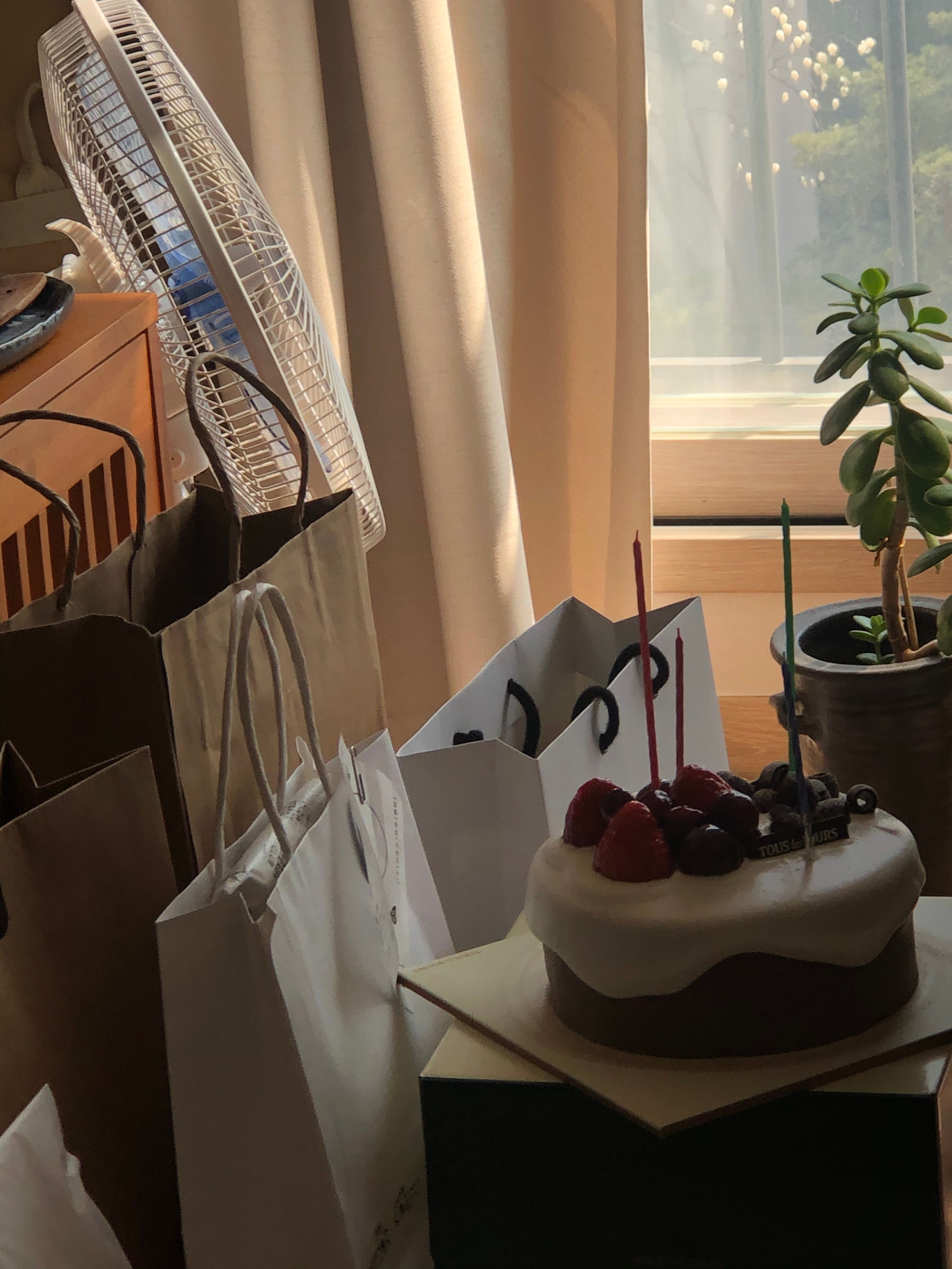 How to Declutter a Storage Unit | HOLD