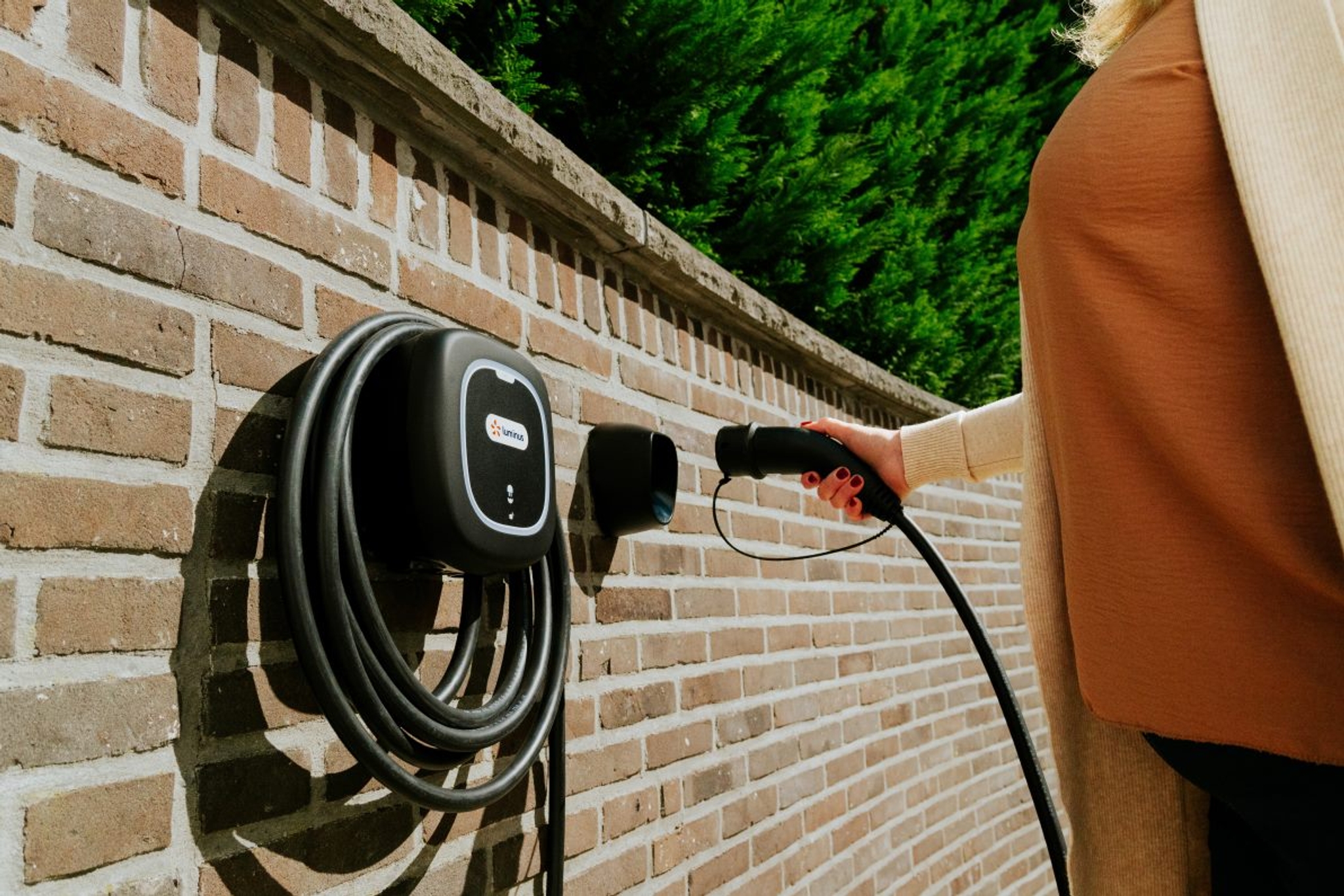 Laadpaal thuis om je elektrische auto op te laden - Luminus.be
