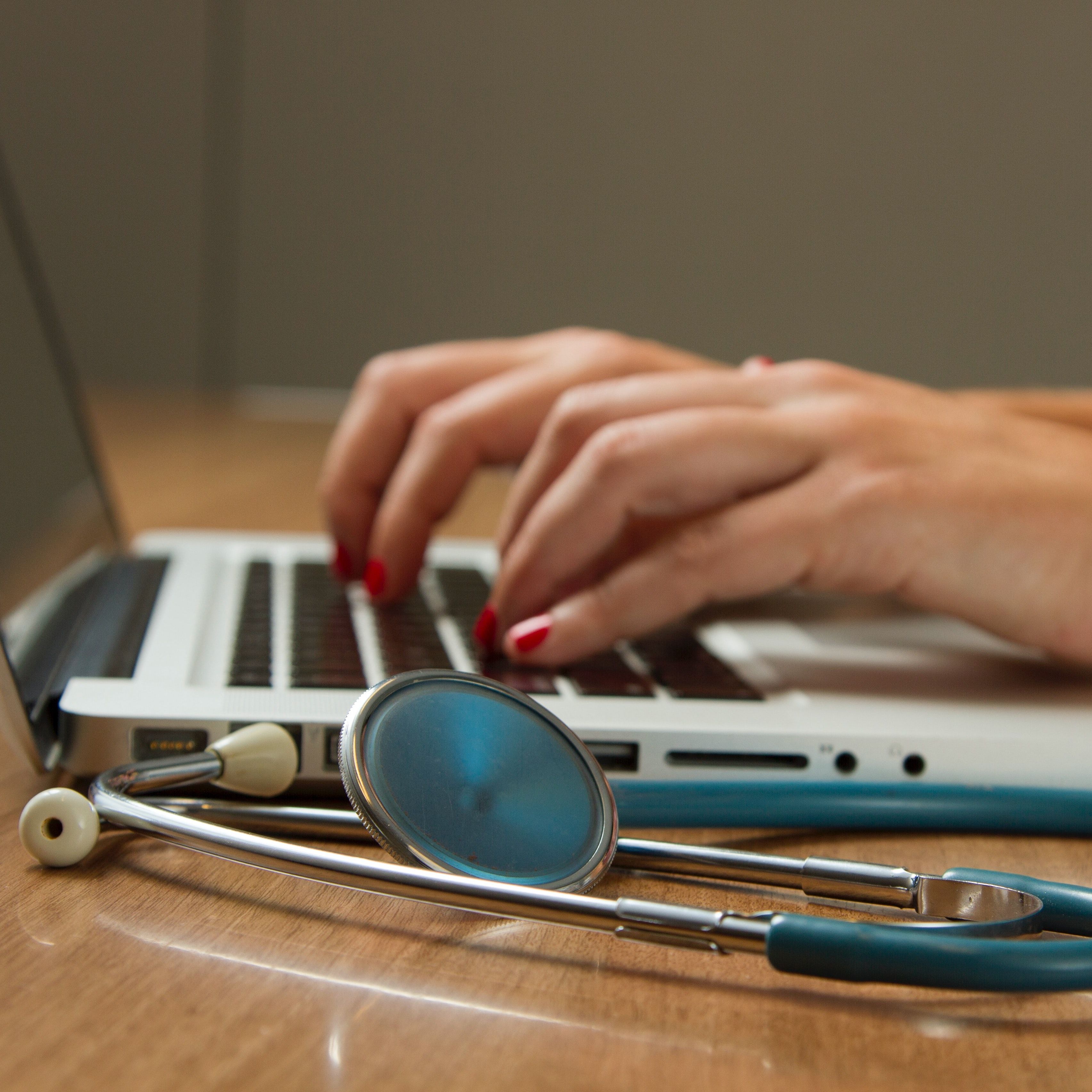 5 Benefits to Having a Nonclinical Job as a Doctor