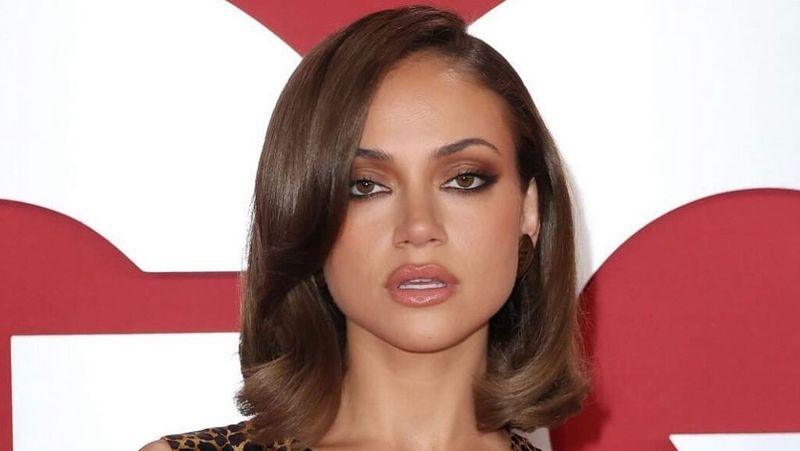Side-Swept Bangs Are Back From the 2000s and Chicer Than Ever | NewBeauty