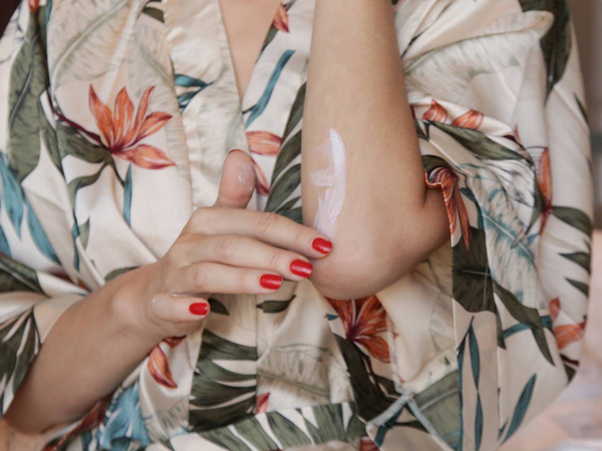 Dry Elbows: How to Fix Dry, Cracked Elbows According to Dermatologists ...