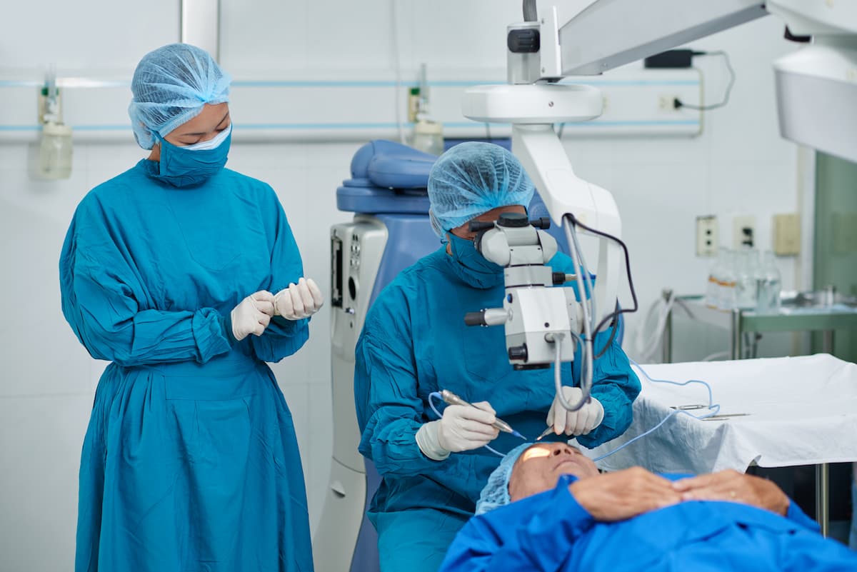 The power of the handoff: Comanaging cataract surgery in a patient with ...