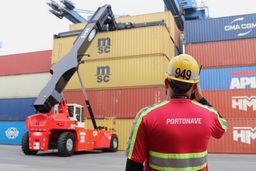 Terminal Portuário estreia primeira empilhadeira elétrica adquirida do país