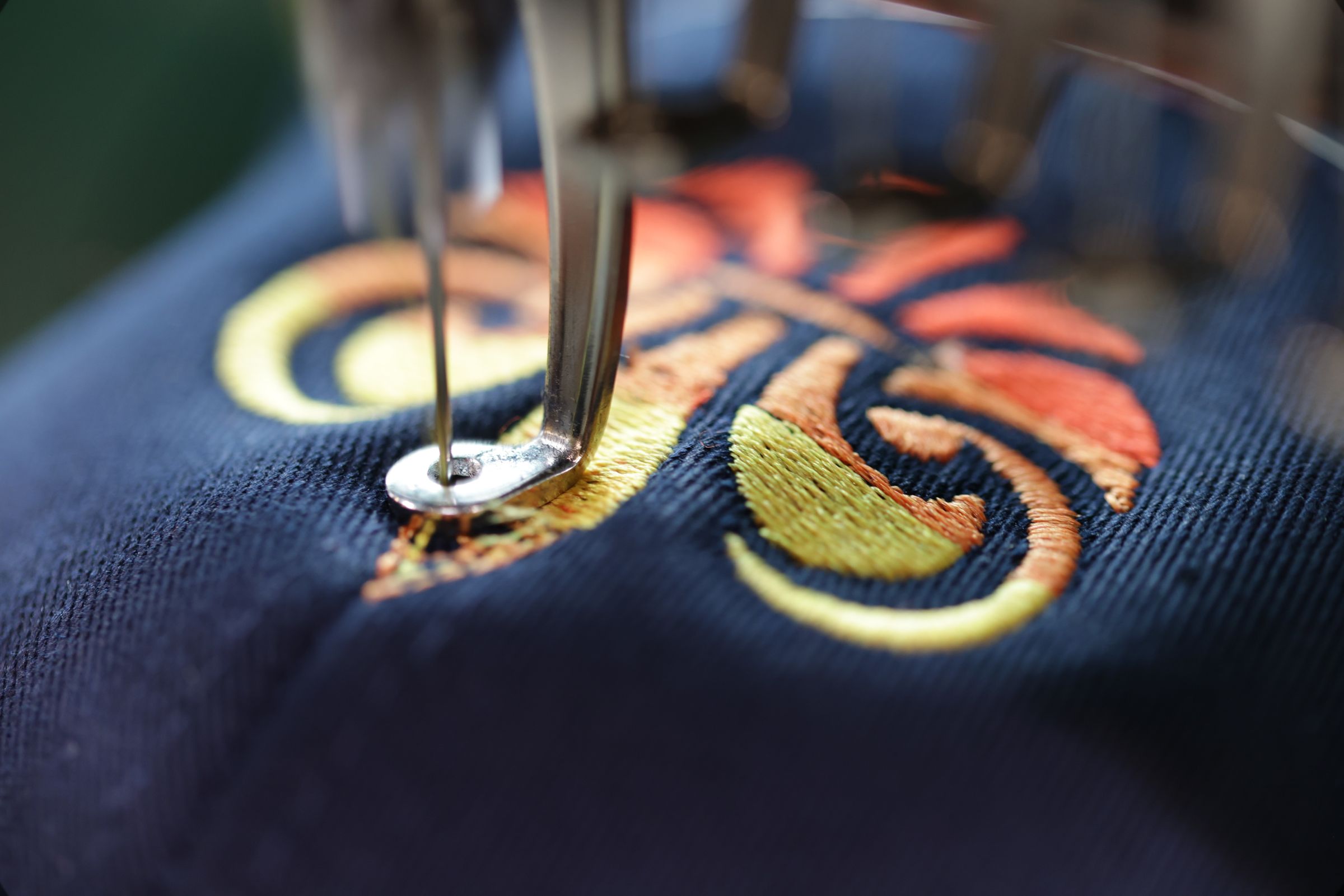 Instant thread dyeing for embroidery