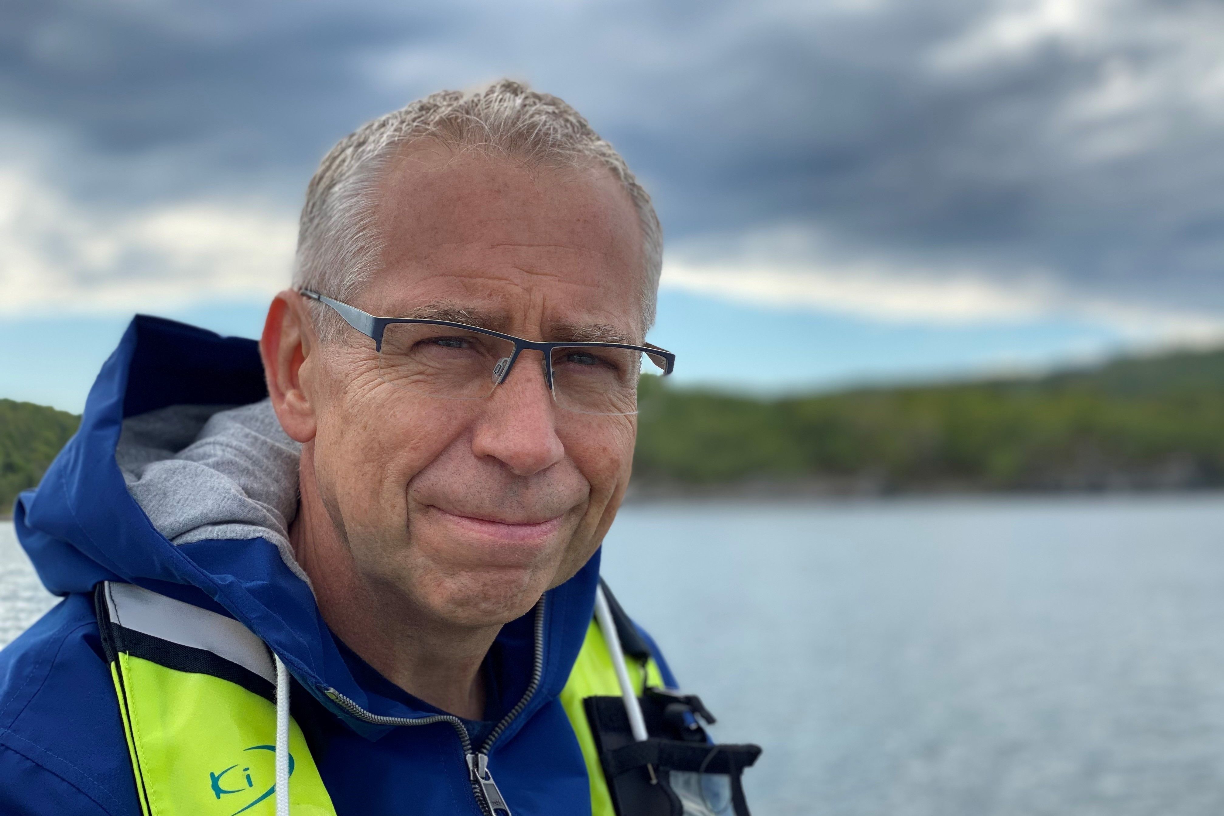 Helge er laksens "ordenspoliti", som sikrer at lover og regler følges ...