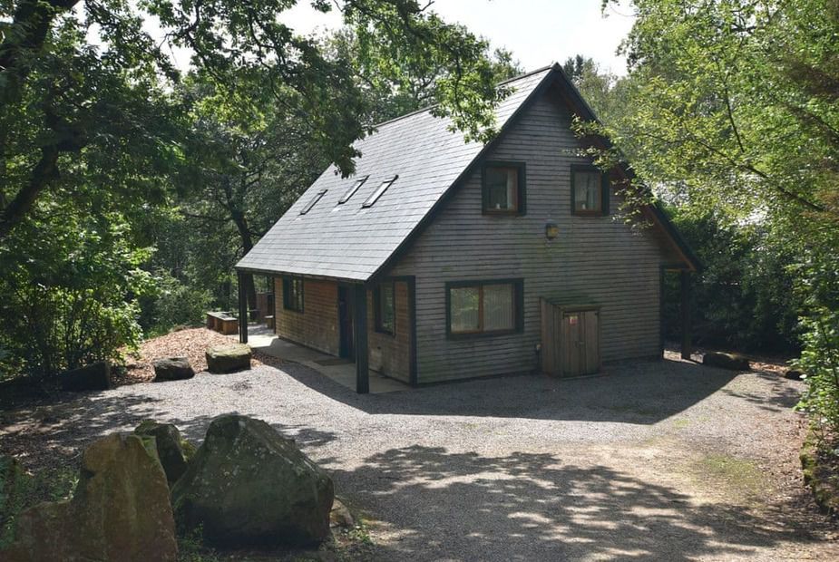 Holiday Cottages & Lodges with Hot Tubs that Sleep 12