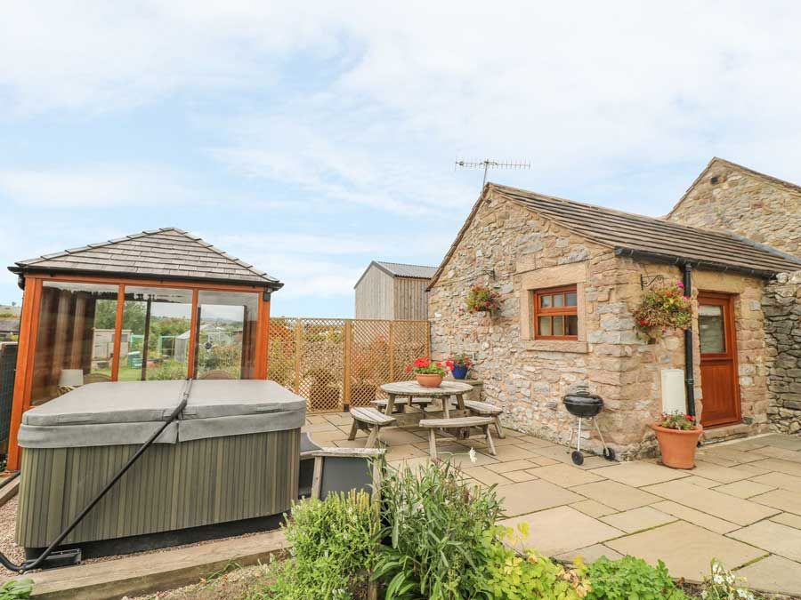 Luxury Lodges in Derbyshire with Hot Tubs | Hot Tub Hideaways