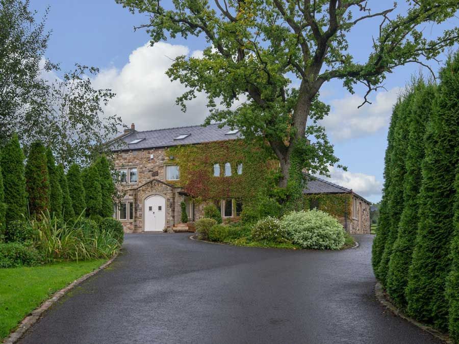 Holiday Cottages & Lodges with Hot Tubs that Sleep 12
