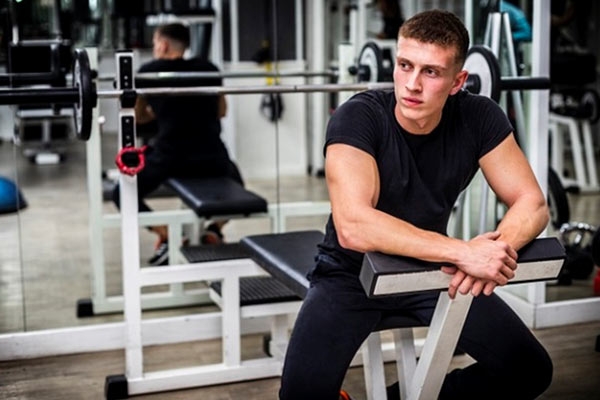 How long should I rest between sets for optimal strength and muscle growth?