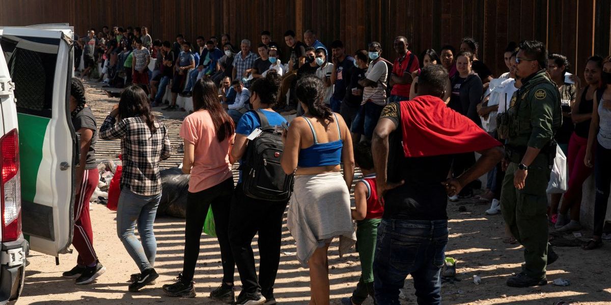 Байдены засаг захиргаа хууль бус цагаачдад Secure Docket Card буюу ID ...