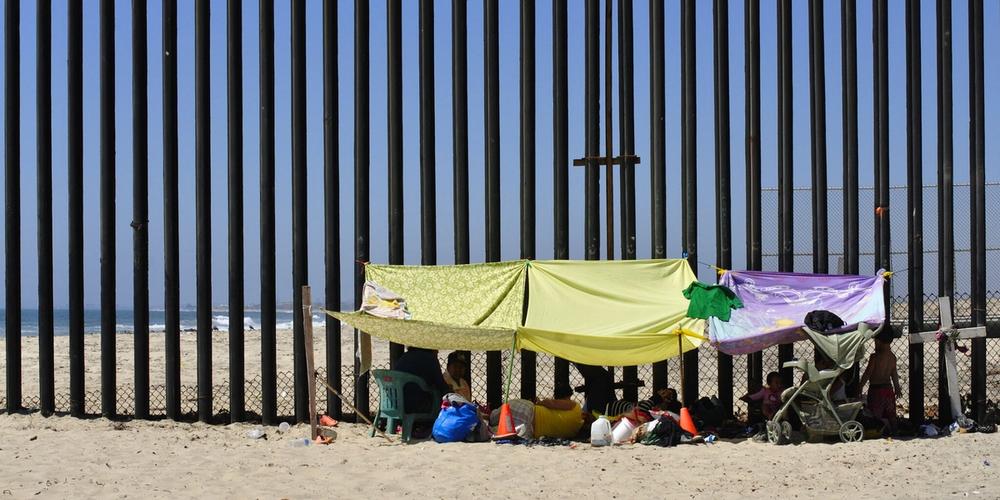 АНУ-ын өмнөд хилийн ойролцоох нутаг дэвсгэрийг цэргийн хаалттай бүс гэж зарласан нь цагаачдад ...