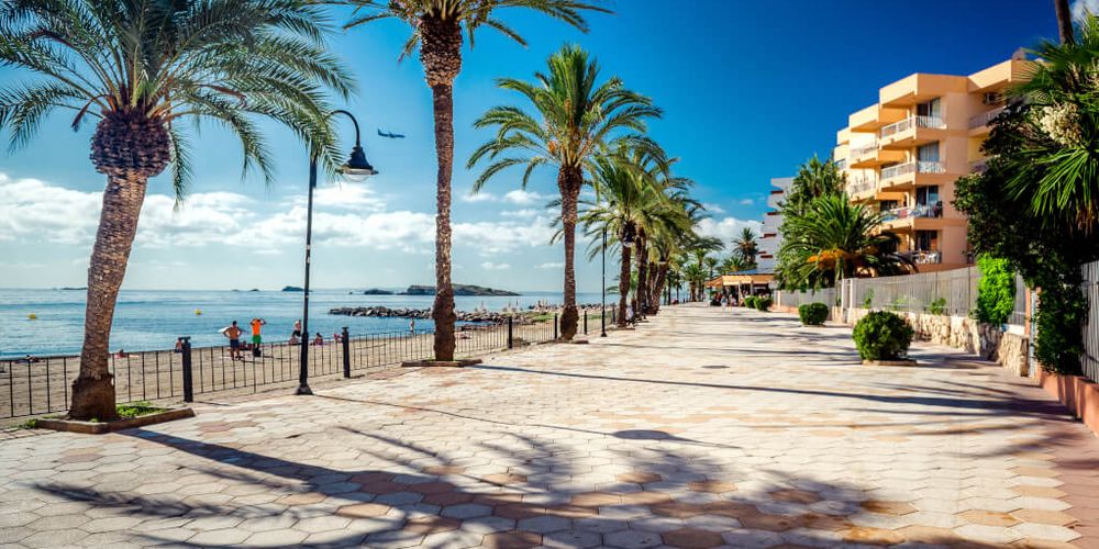 Америкийн тэтгэвэрийн насныхан, татвар бага, эрүүл мэндийн үйлчилгээ сайтай улсууд руу олноороо ...