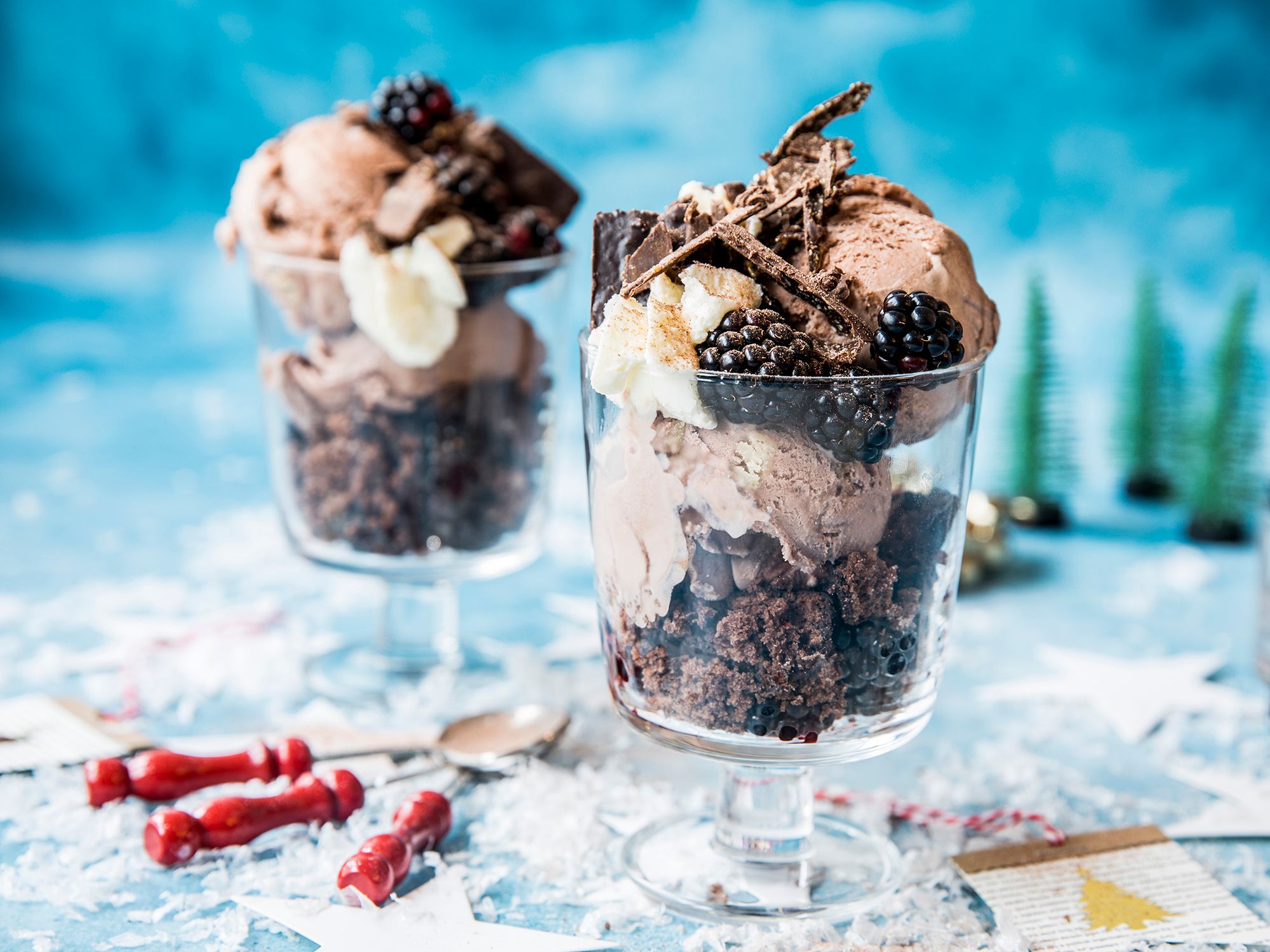 Lagkake med sjokoladeis, brownies og bjørnebær | Oppskrift | MENY