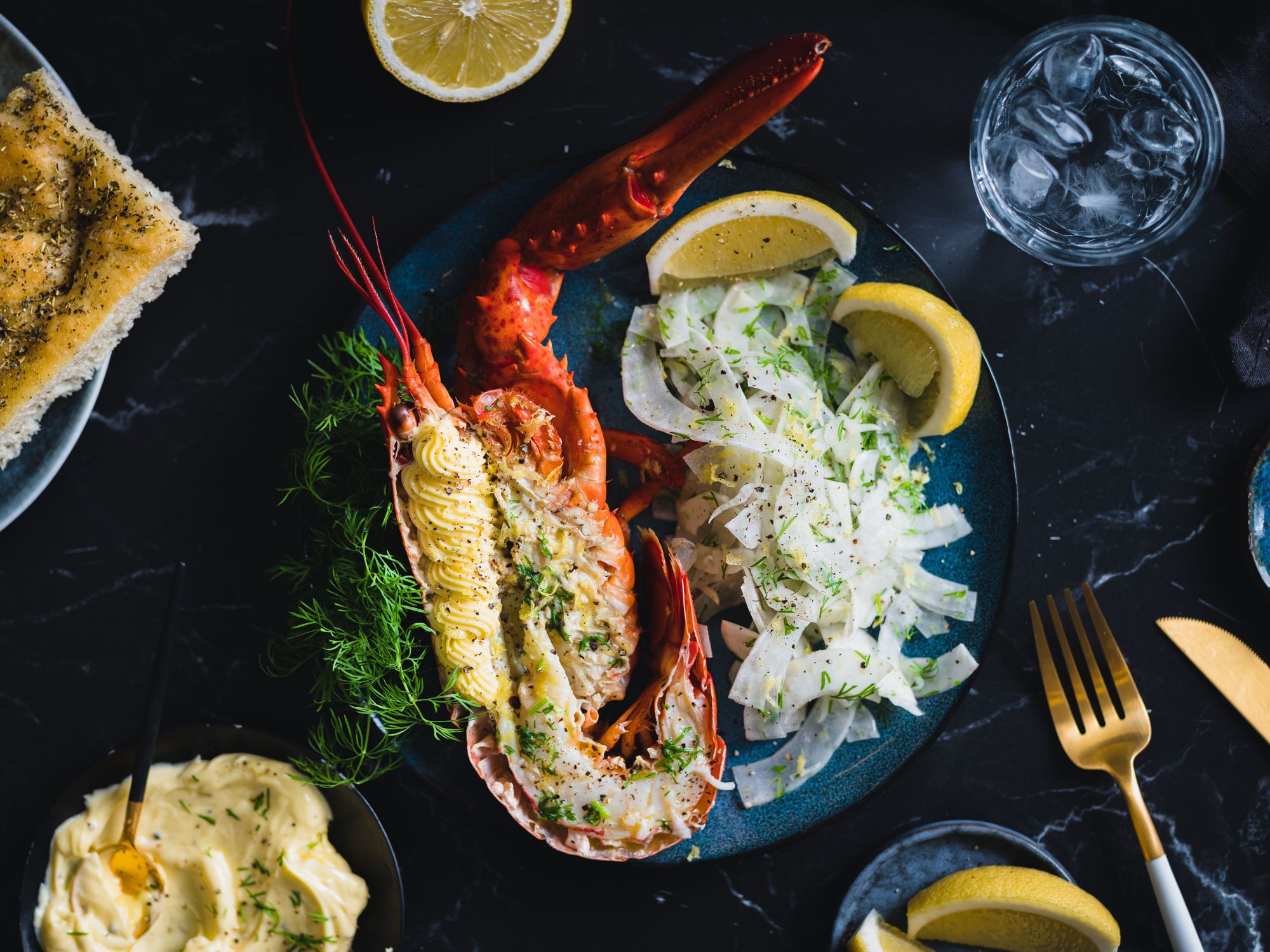 Kokt hummer med urtesmør | Oppskrift | MENY