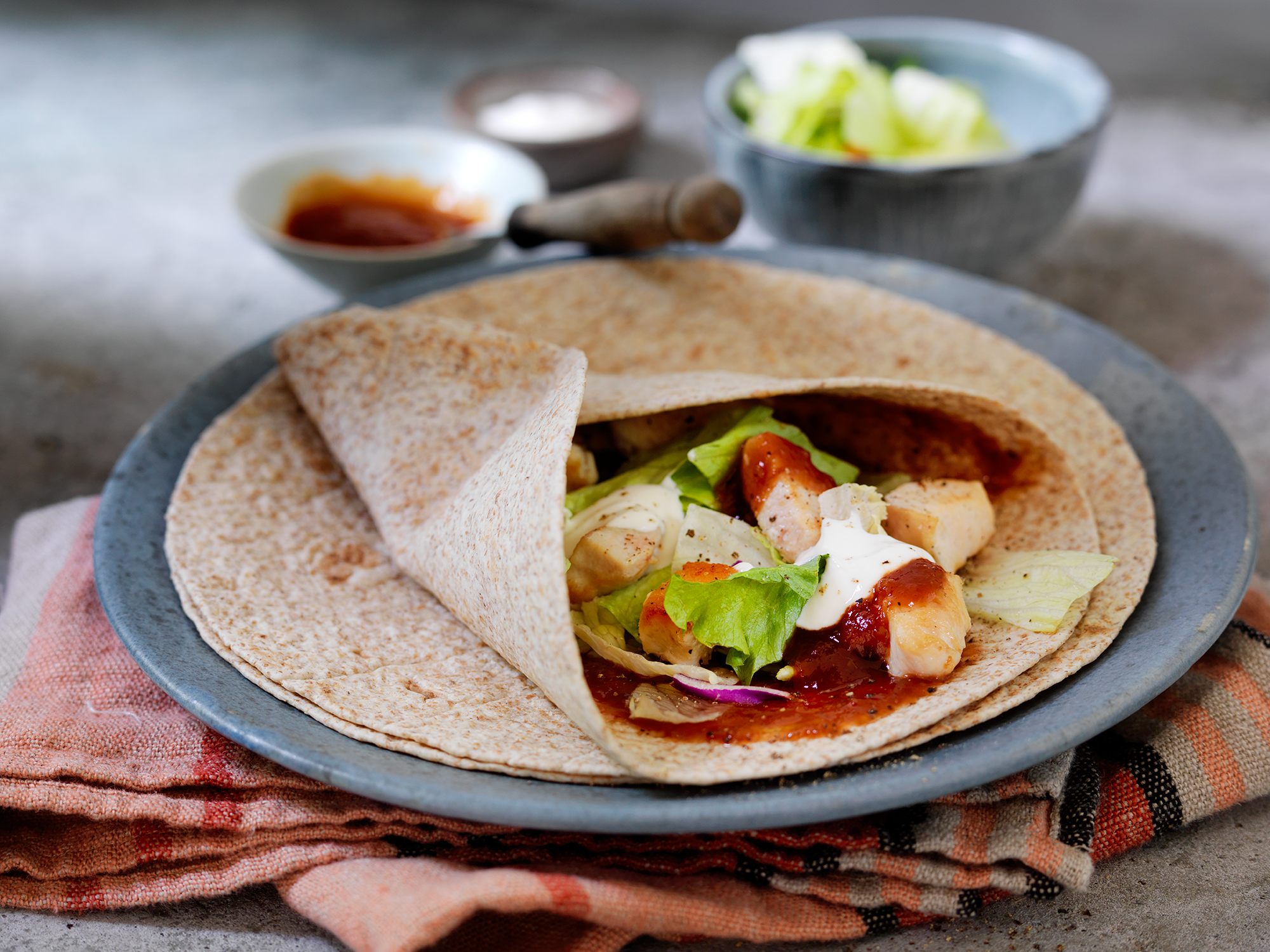 Kyllingfilet i wrap med BBQ saus | Oppskrift | MENY