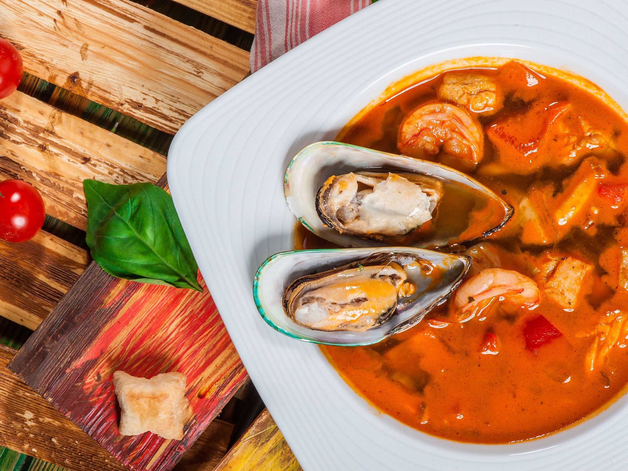 Fisk og skalldyrsuppe med safran | Oppskrift | MENY