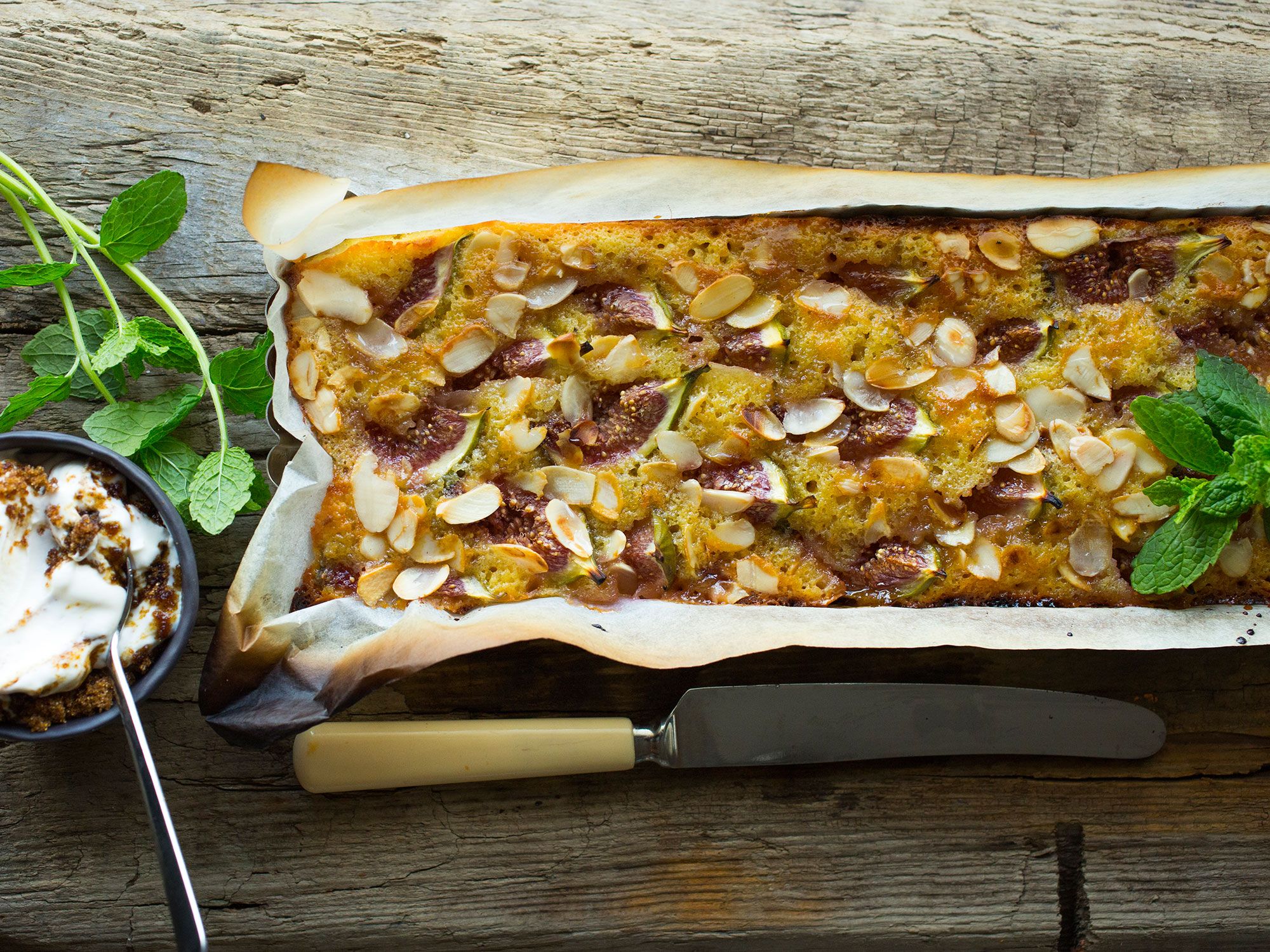 Grillet fikenterte med mandler, honning og gresk yoghurt | Oppskrift | MENY