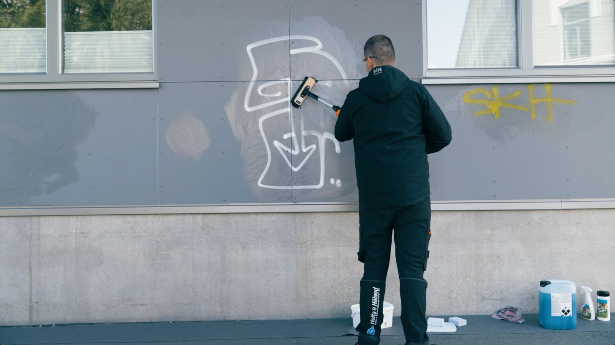Easy graffiti removal with façade panels | Steni®