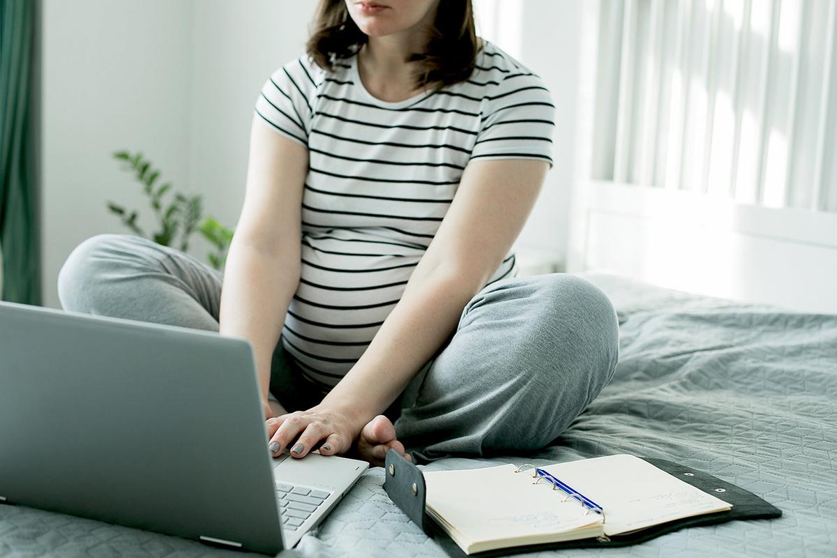 What to Write in Your Maternity Leave Out-of-Office Message