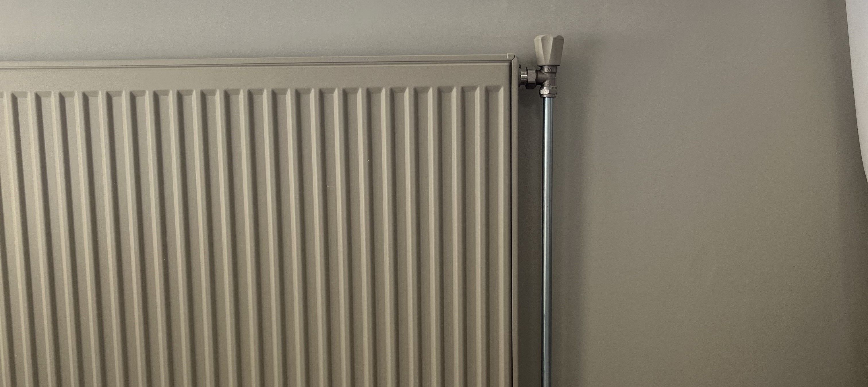Radiator verven makeover: Zo ga je te werk met deze DIY - Makeover.nl
