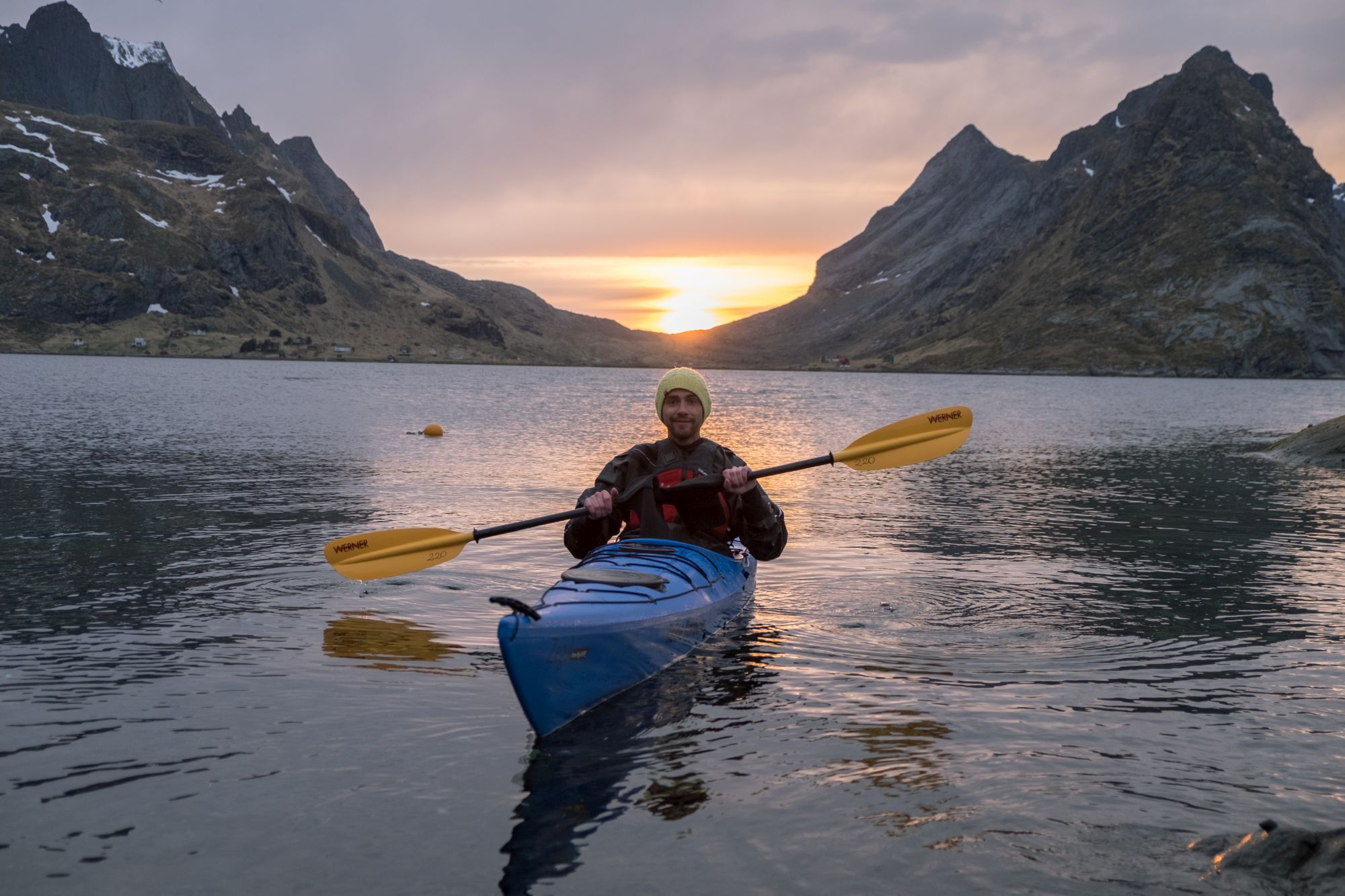 Midnight sun kayak tour in Reine, Lofoten