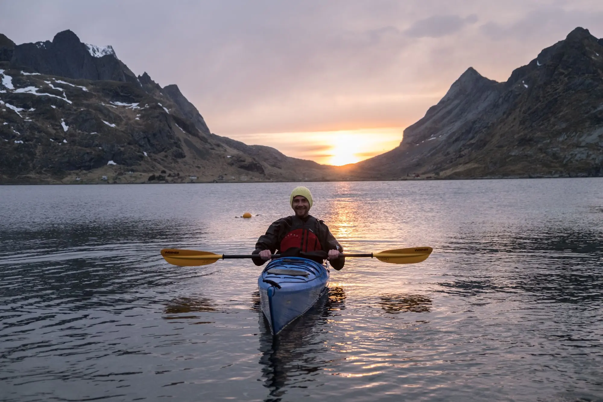 Midnight sun kayak tour in Reine, Lofoten