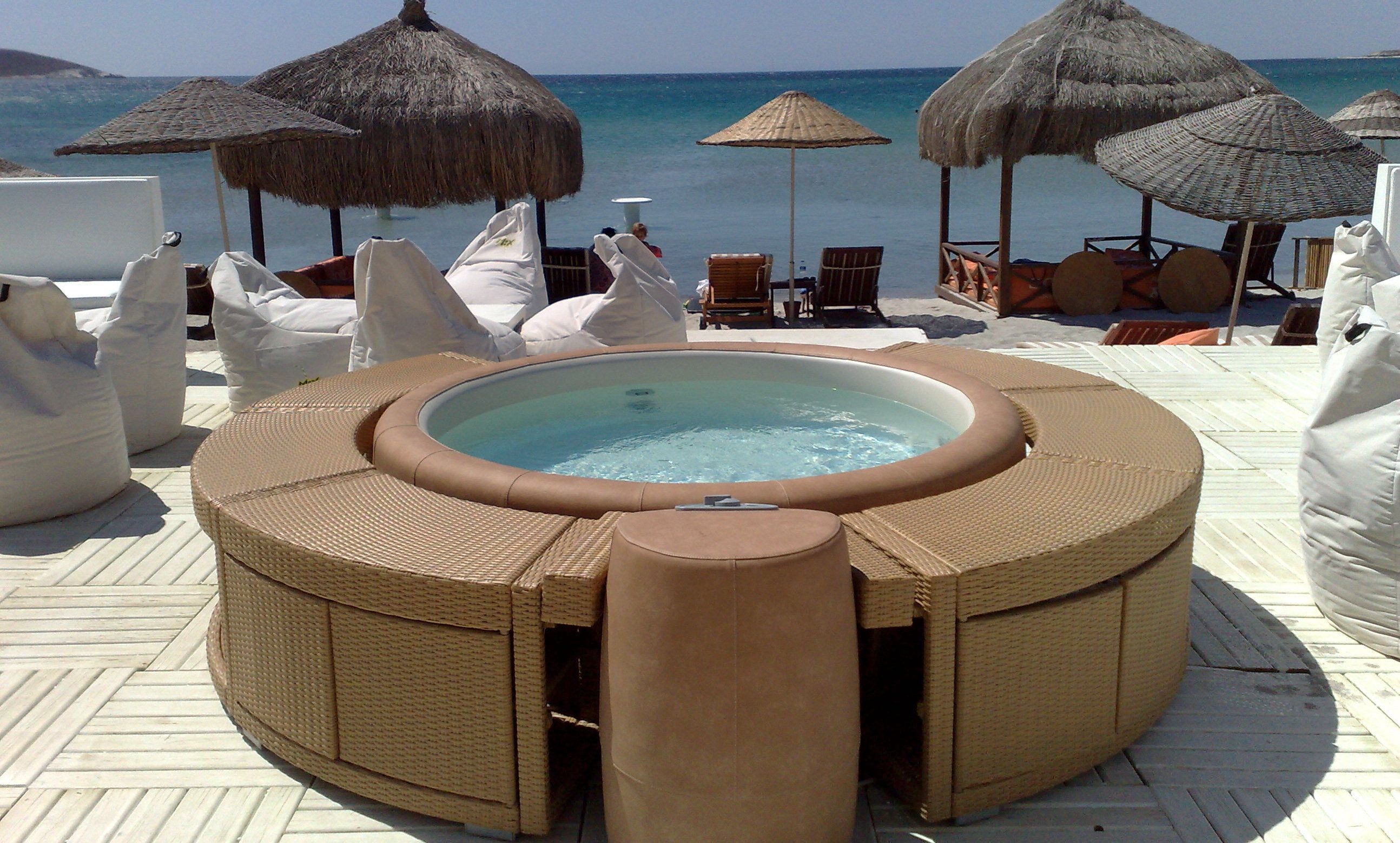 Softub LEGEND T220 - 4 Person | The Softub Legend is a cosy, intimate ...