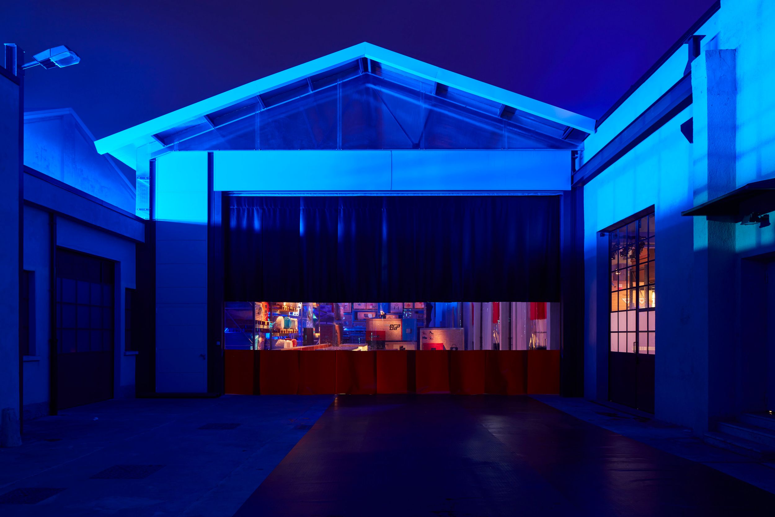 2018 FW Prada Men's and Women's Show – Prada Warehouse