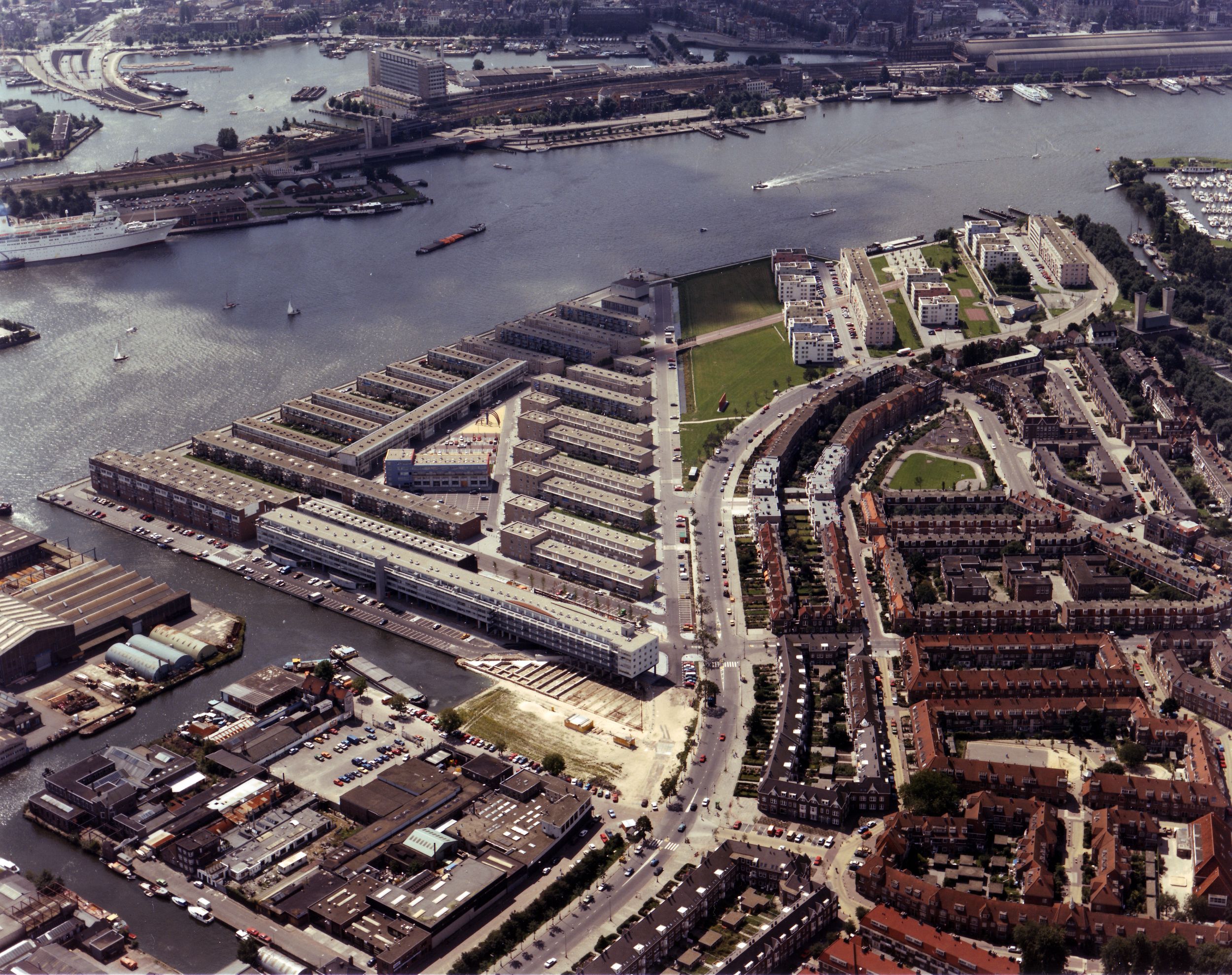 IJ Plein Masterplan, School and Gymnasium