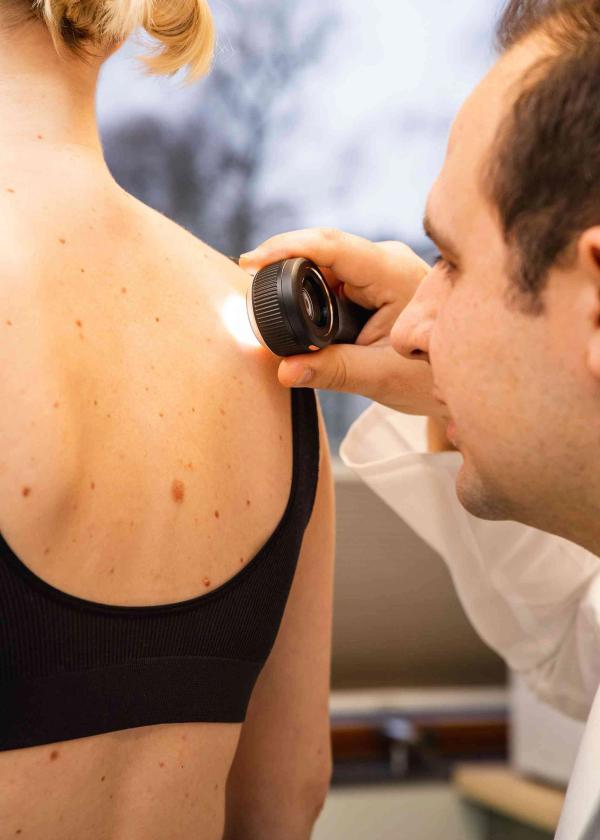 Dr.Dropin | Hudkreft og forstadier: Symptomer og behandling | Dr.Dropin