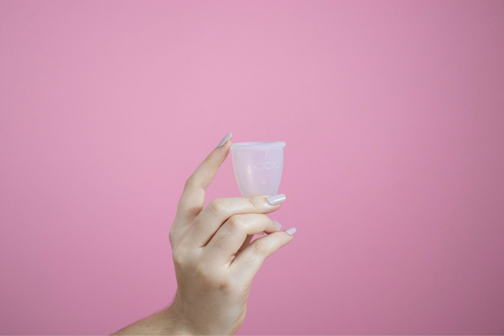 Menstruationstasse einführen: 4 Methoden Schritt für Schritt erklärt ...