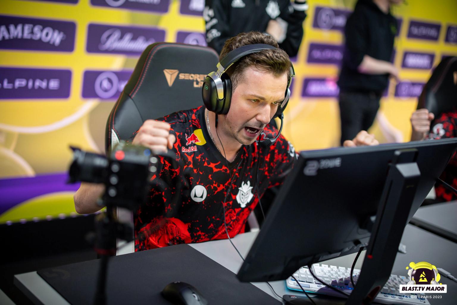 CS2 lurker guide: How to play as a lurker