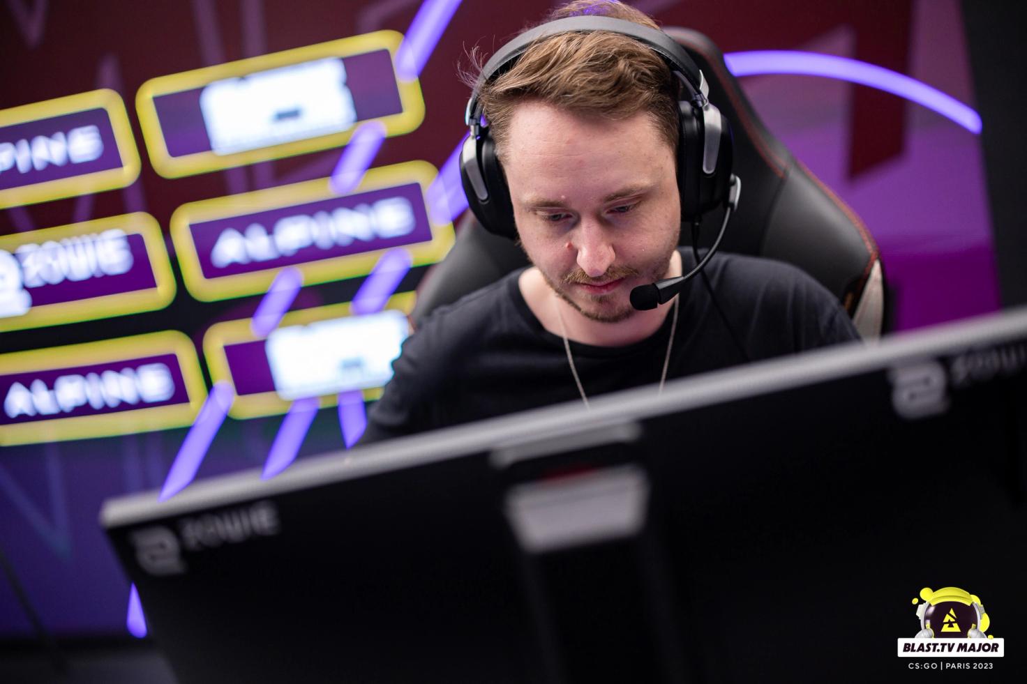 CS2 lurker guide: How to play as a lurker