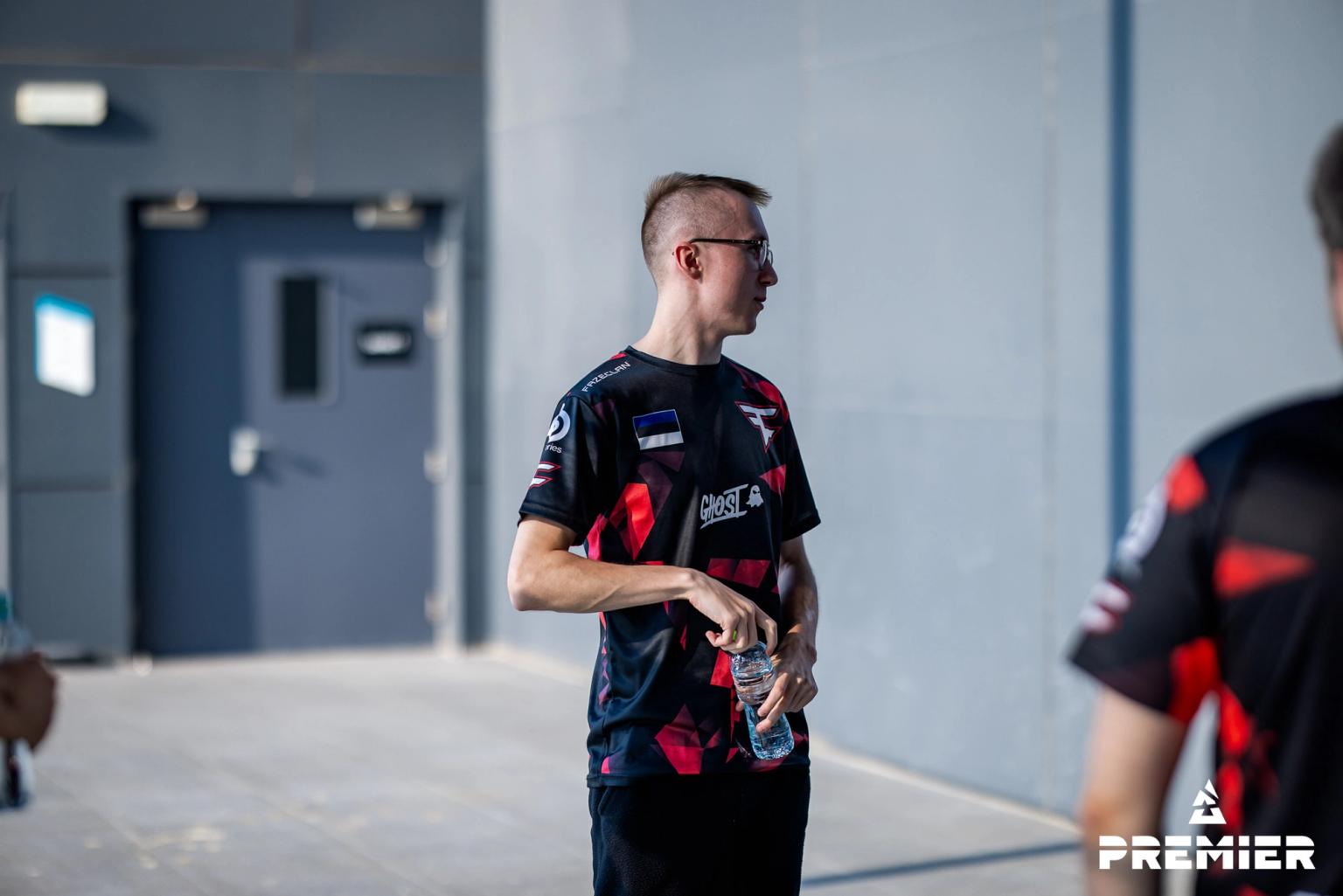 CS2 lurker guide: How to play as a lurker