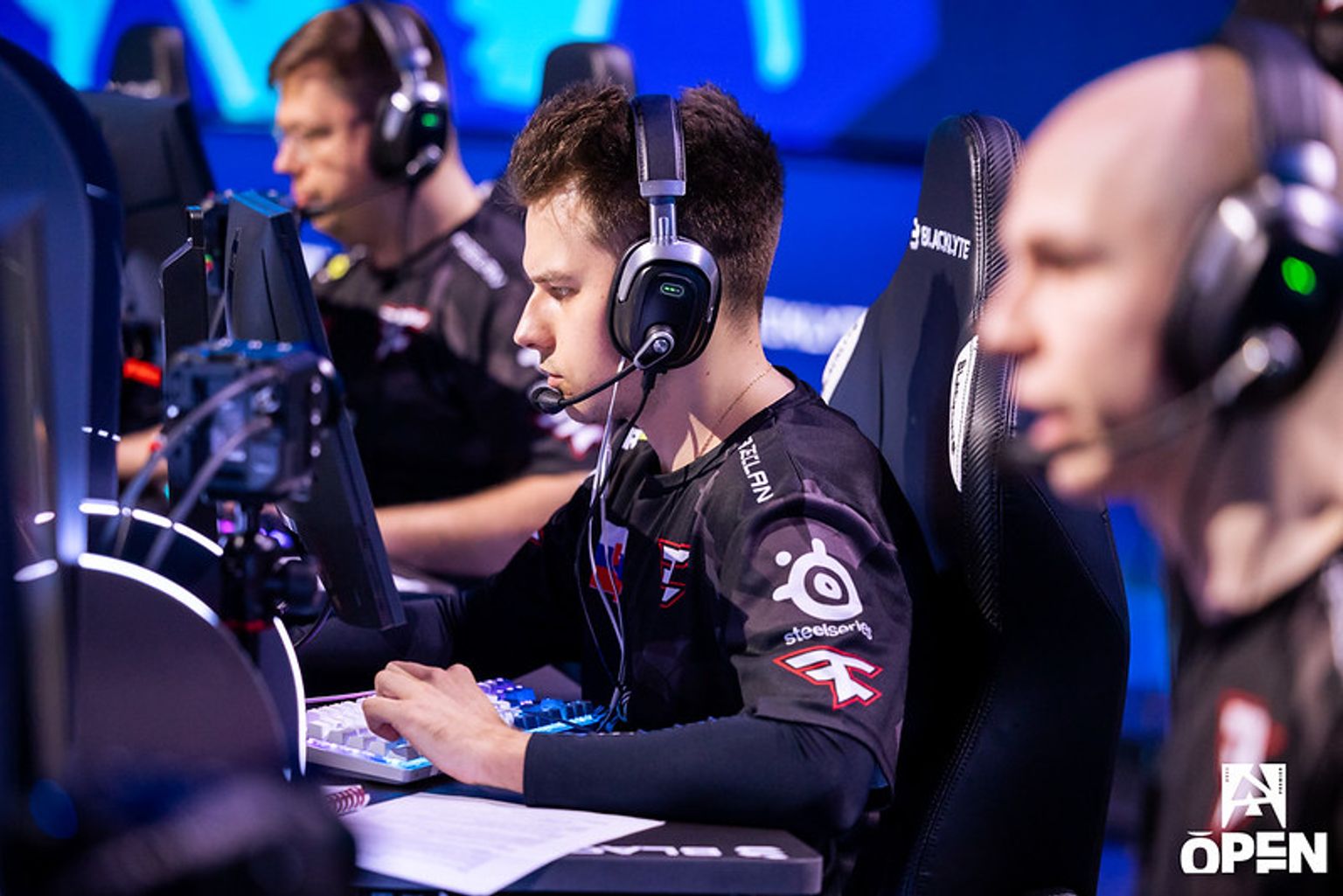 NAVI and FaZe fall to underdogs: BLAST Bounty Season 2 Round of 16 recap