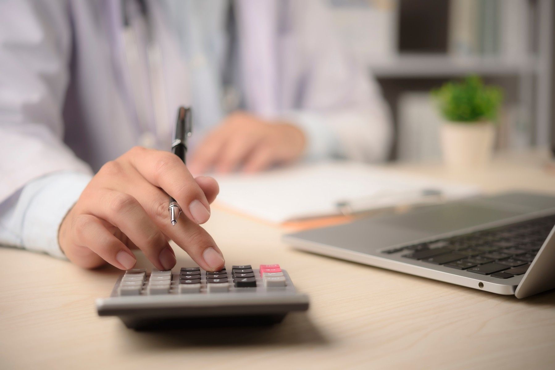 How to Structure Your Expert Witness Fees Professionally