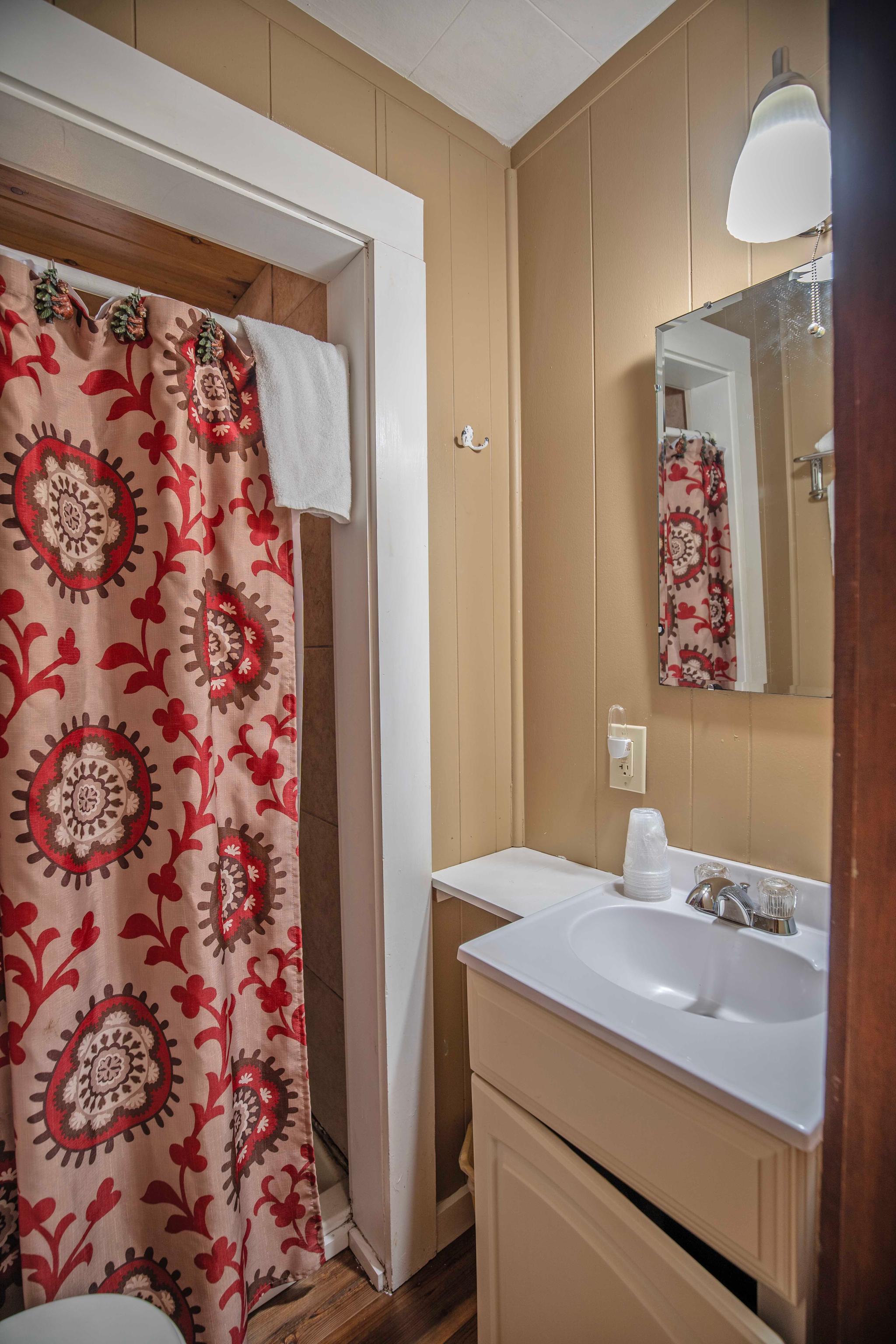 The Bears Den Accomodation | Pemi Cabins Lincoln, NH