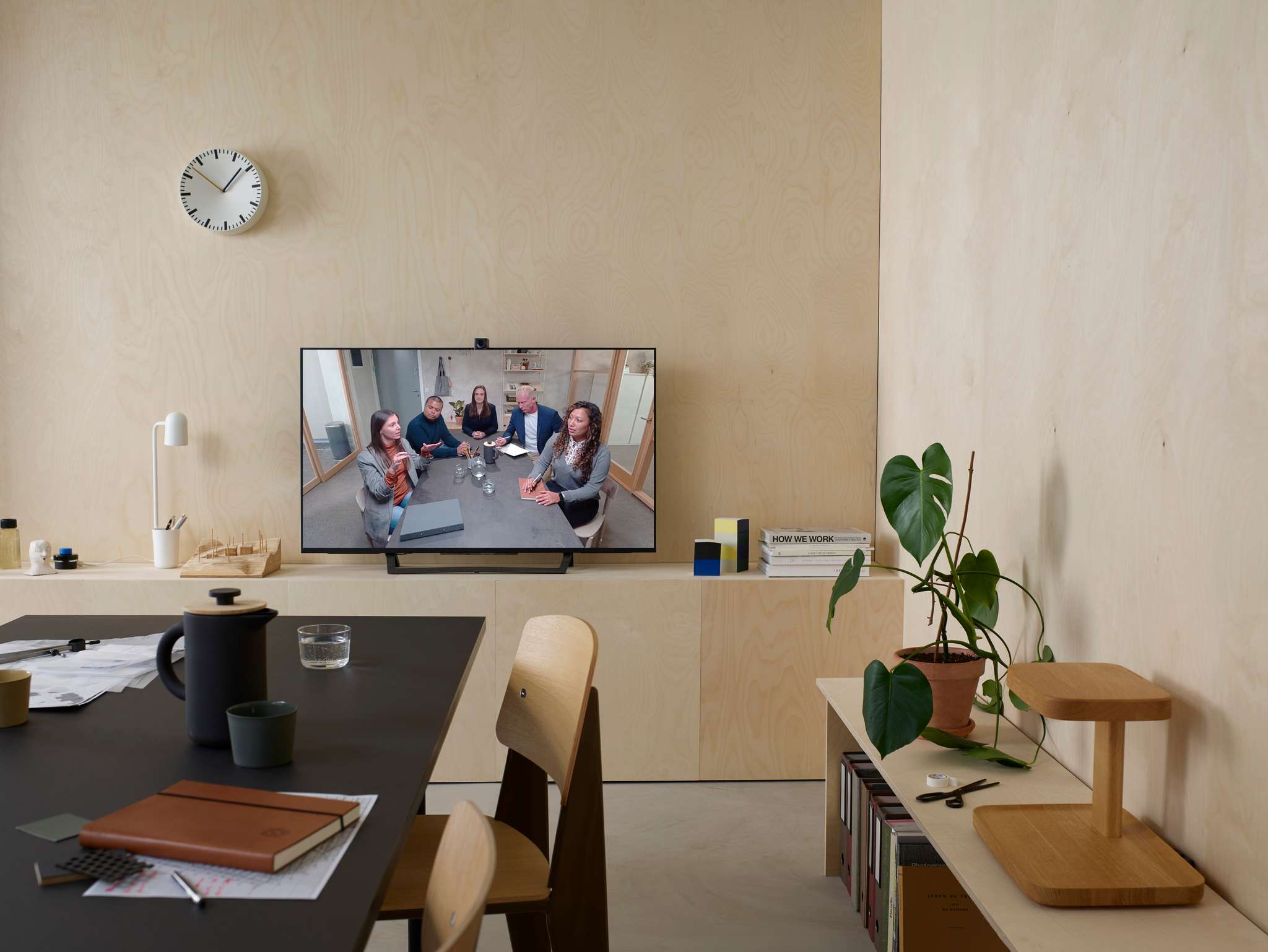 Huddly IQ | For small to medium meeting rooms | Huddly | Huddly