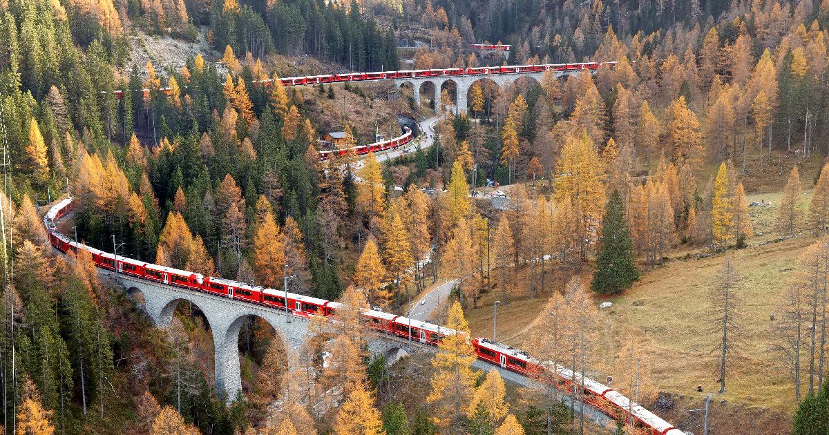 The world's longest passenger train rolled on the UNESCO World Heritage ...