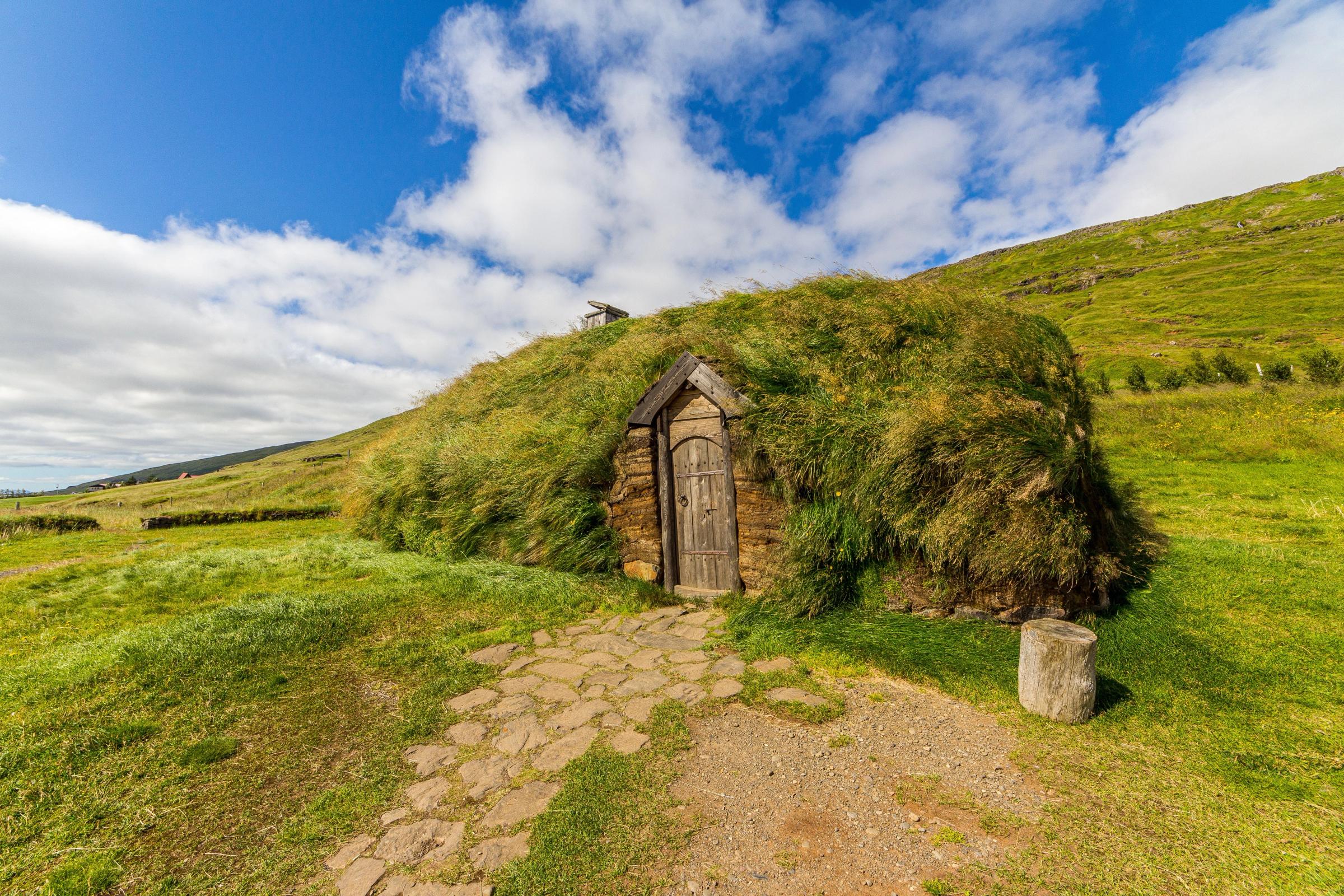 Guðrúnarlaug Hot Spring travel guide: history, tips, and bathing info