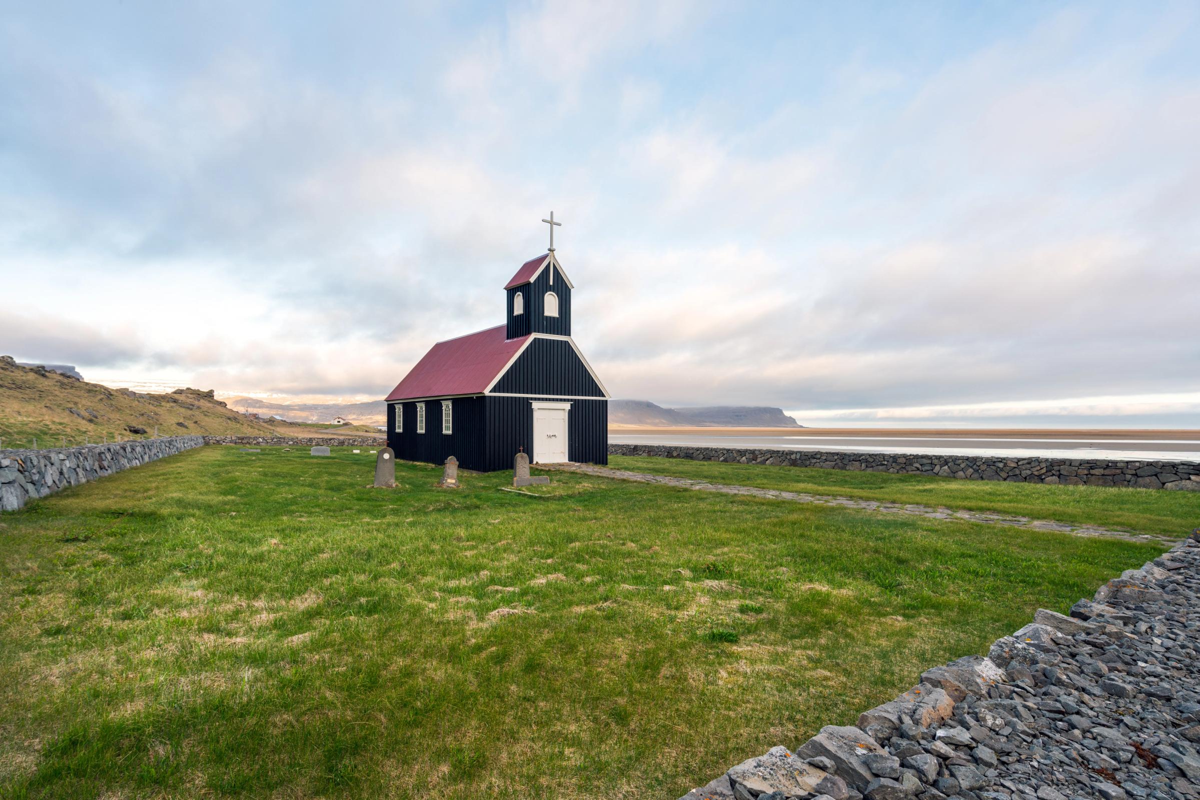 Guide to Visit Rauðasandur: Iceland's Spectacular Red Sand Beach