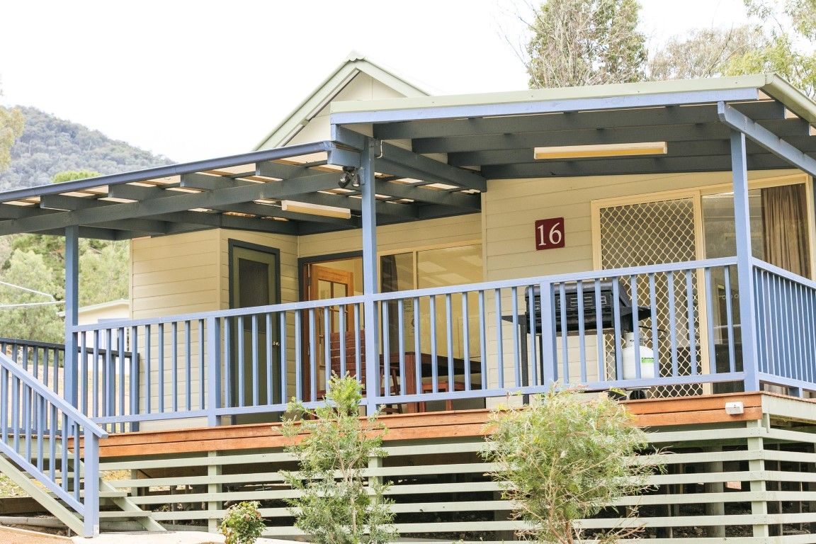 Burrinjuck Waters Standard Cabin - 8 Guests | Reflections Holidays