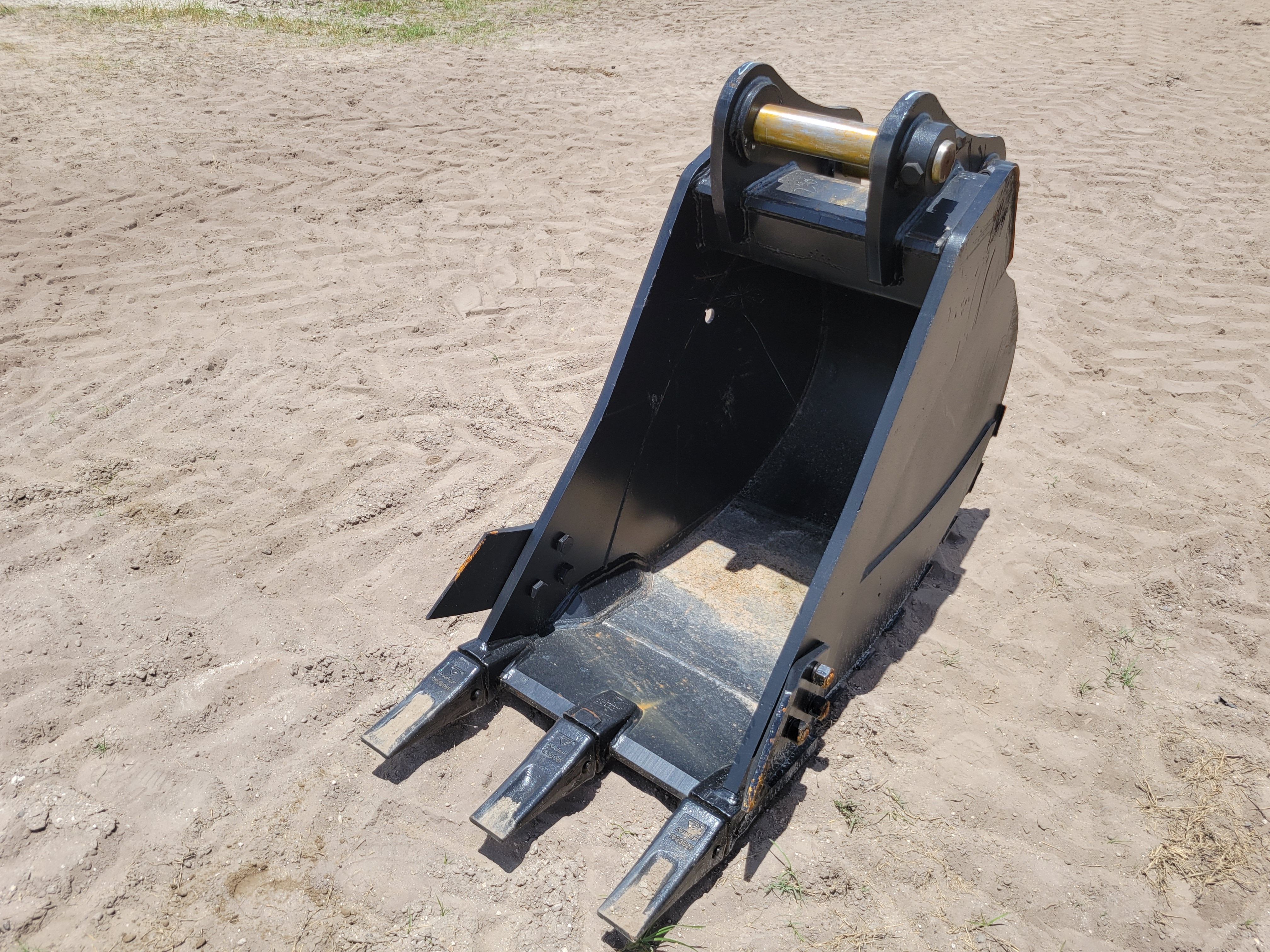 24" EXCAVATOR DIGGING BUCKET FOR SY135C For Sale | Newman Tractor