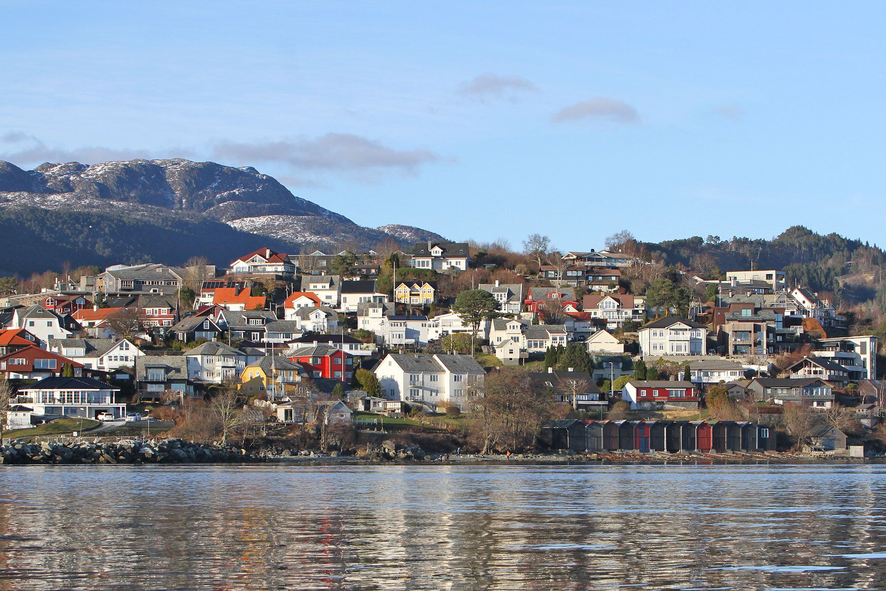 Solrik måndag - grå veke - Midtsiden