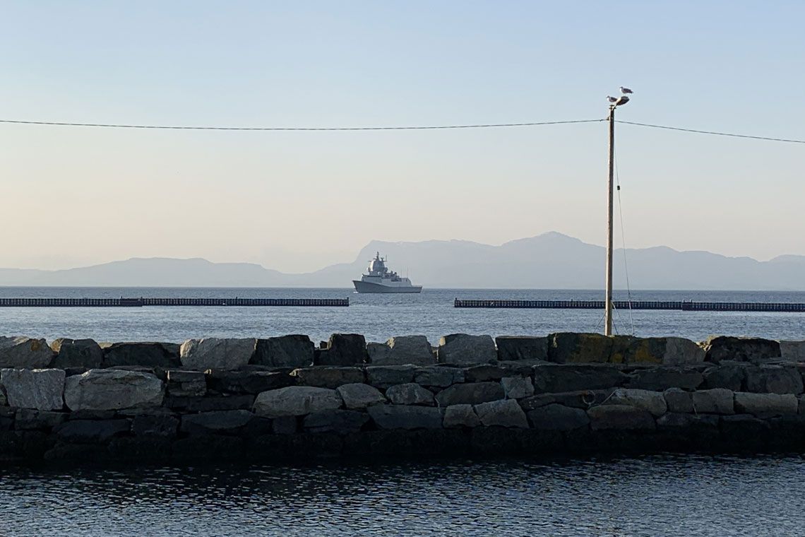 KNM Otto Sverdrup glei forbi Os hamn - Midtsiden