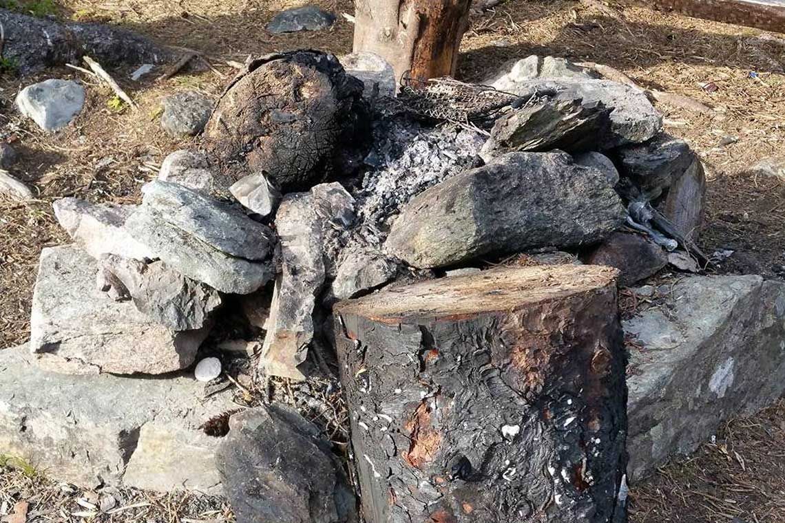 Fann brennande bål i Ervikane