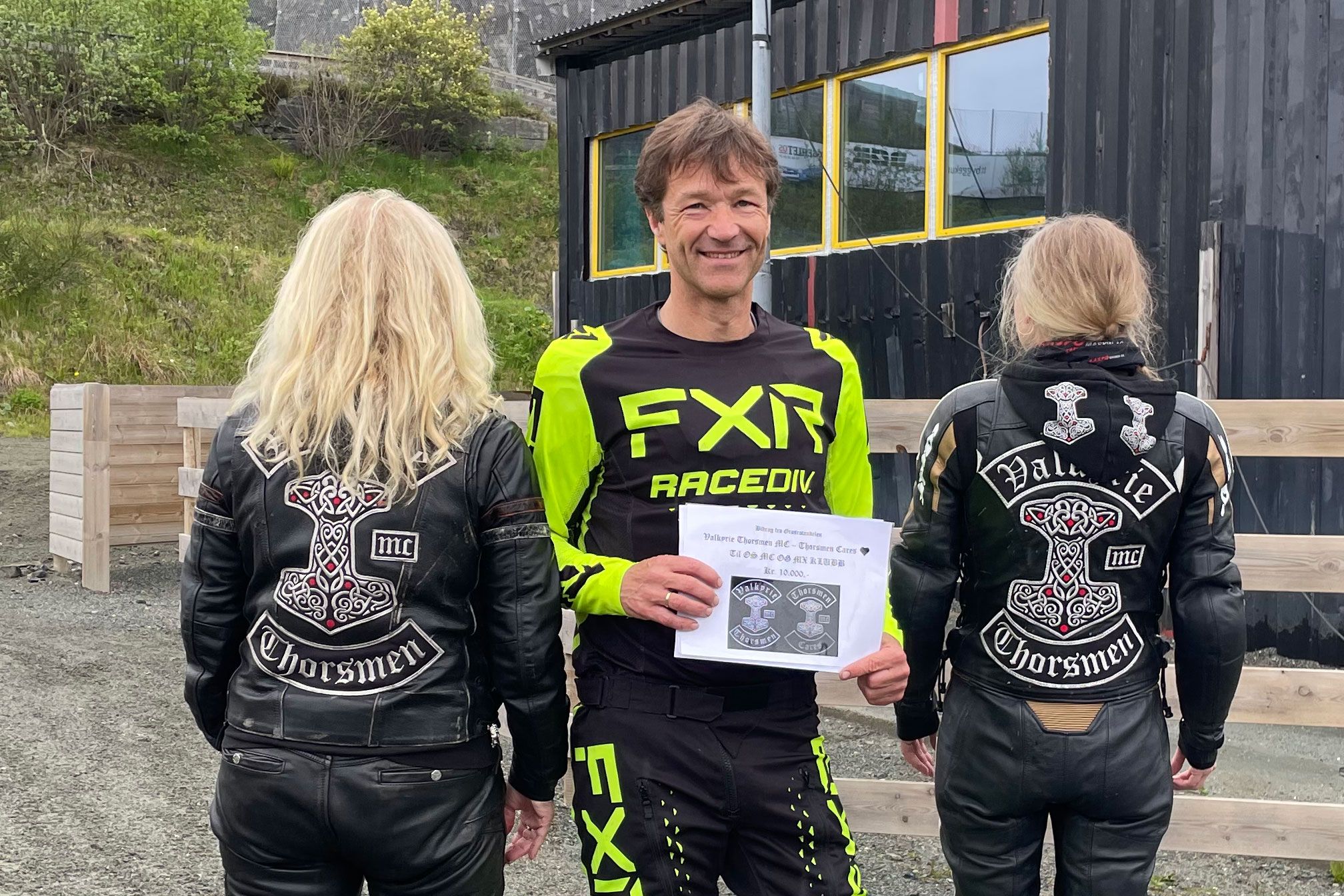 MC-klubb med gåve til MC-klubb